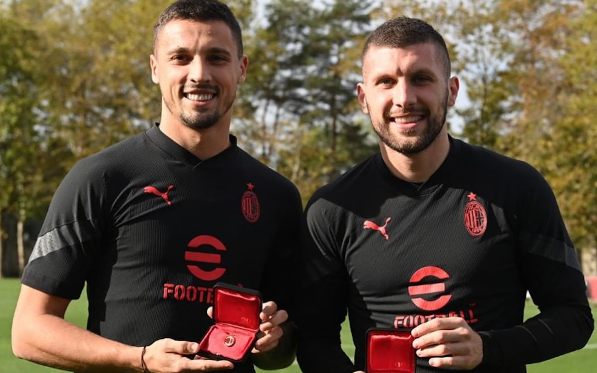 Krunic and Rebic given award at Milanello for reaching Milan milestone ...