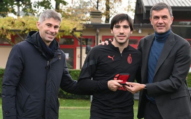Photo: Tonali presented with award after reaching 100 appearances for Milan