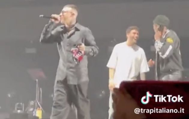 Watch: Calabria and Leao join rapper Lazza on stage at concert