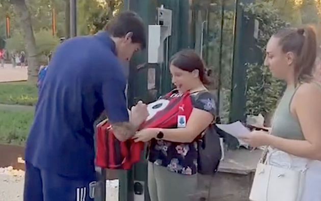 Watch: Tonali signs shirts and takes photos upon return to Milan