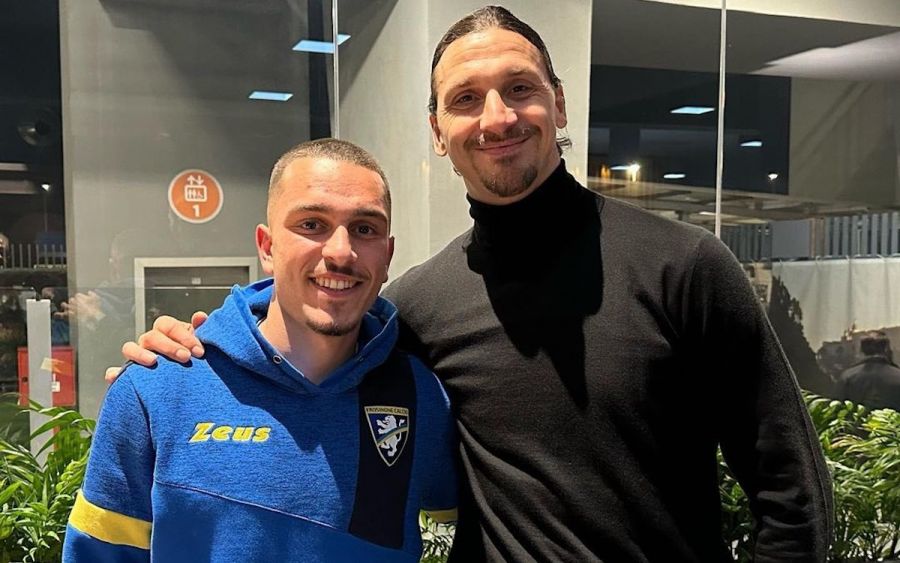 Photo: Arijon Ibrahimovic takes picture with Zlatan after Frosinone-Milan