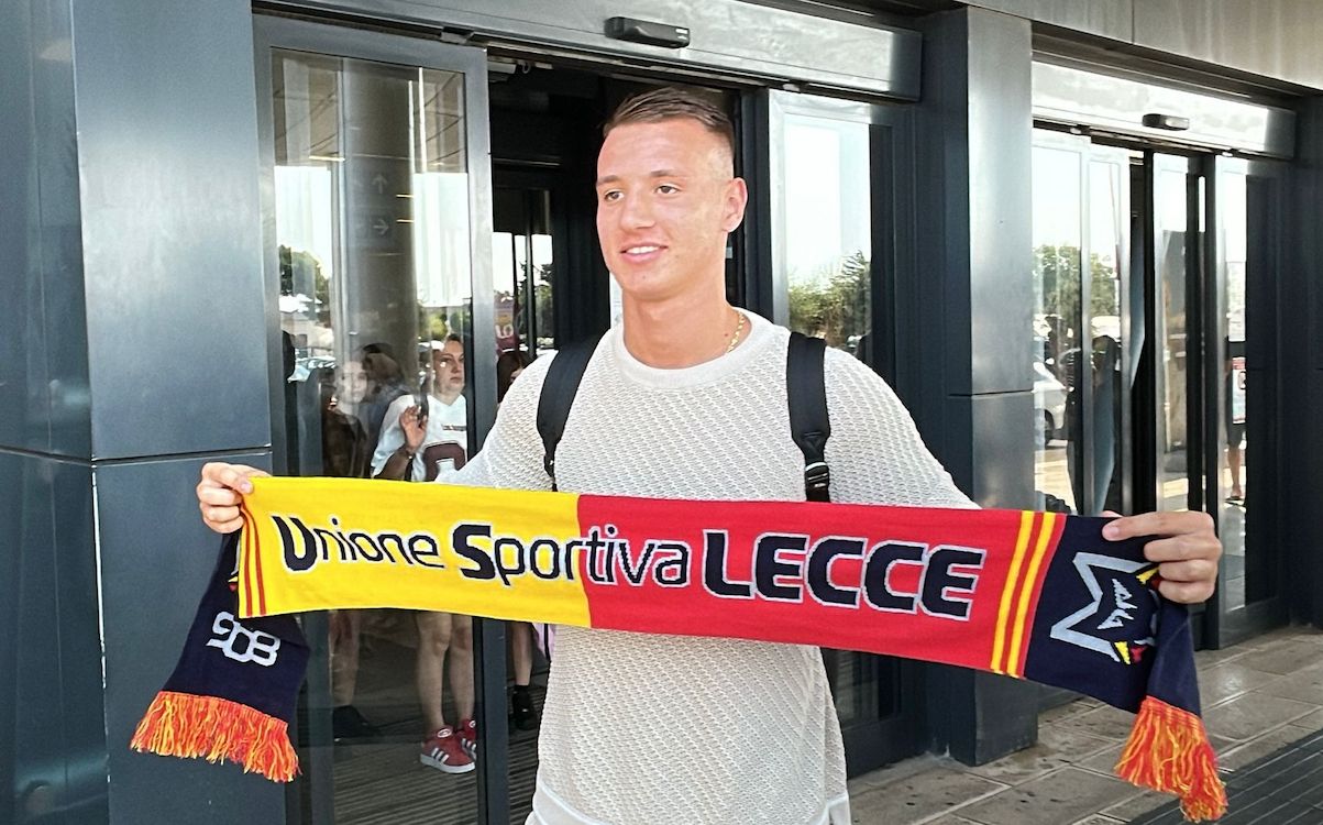 Watch: Camarda lands in Lecce and greets fans ahead of medical and signing